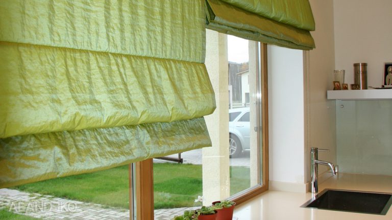 Салатовые шторы и занавески в интерьере кухни и других комнат